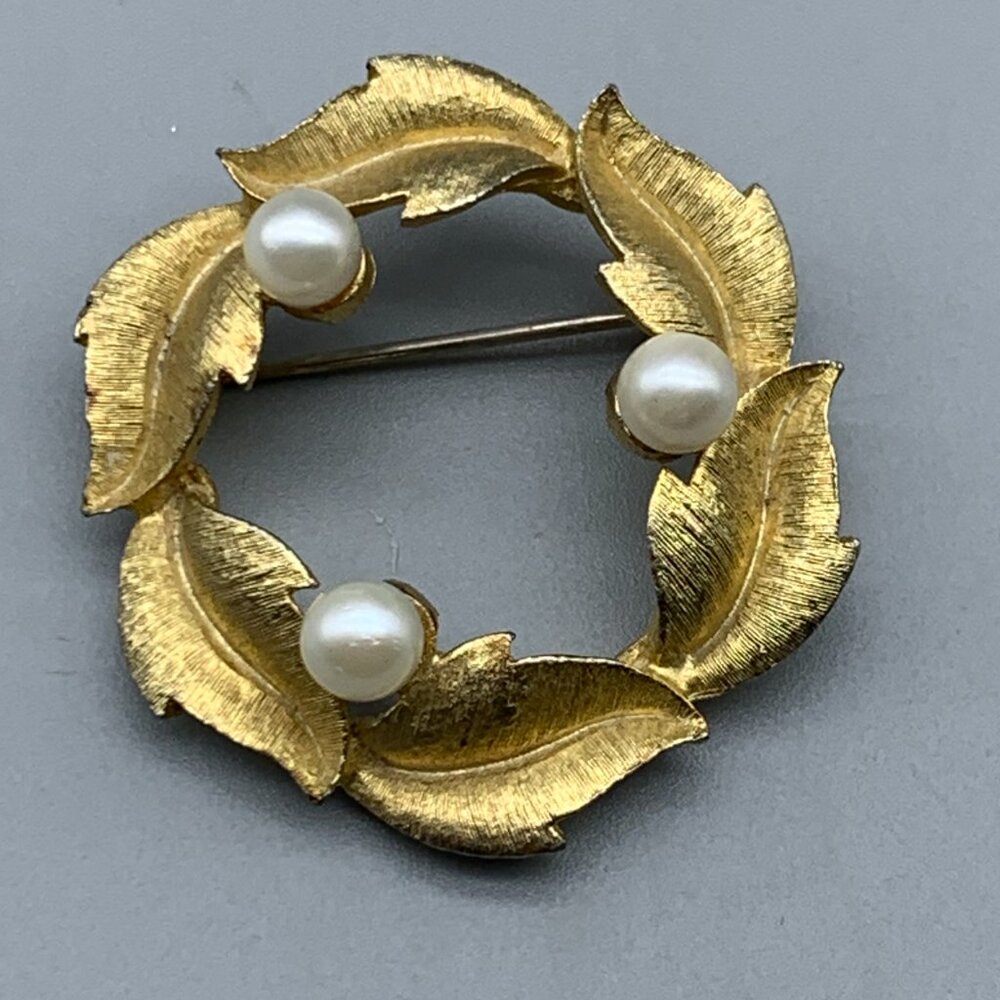 Vintage Brooks Gold-Tone Leaf Circular Brooch Pin Wit… - Gem
